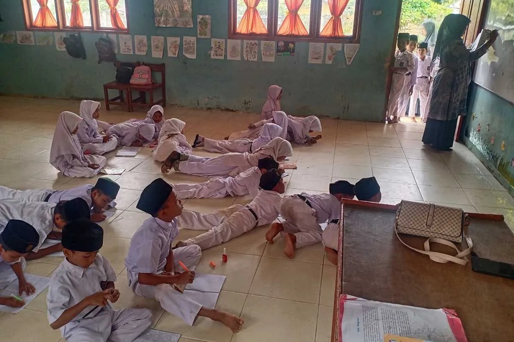 Belajar di Lantai, Siswa SD di Aceh Timur Hadapi Keterbatasan Sarana
